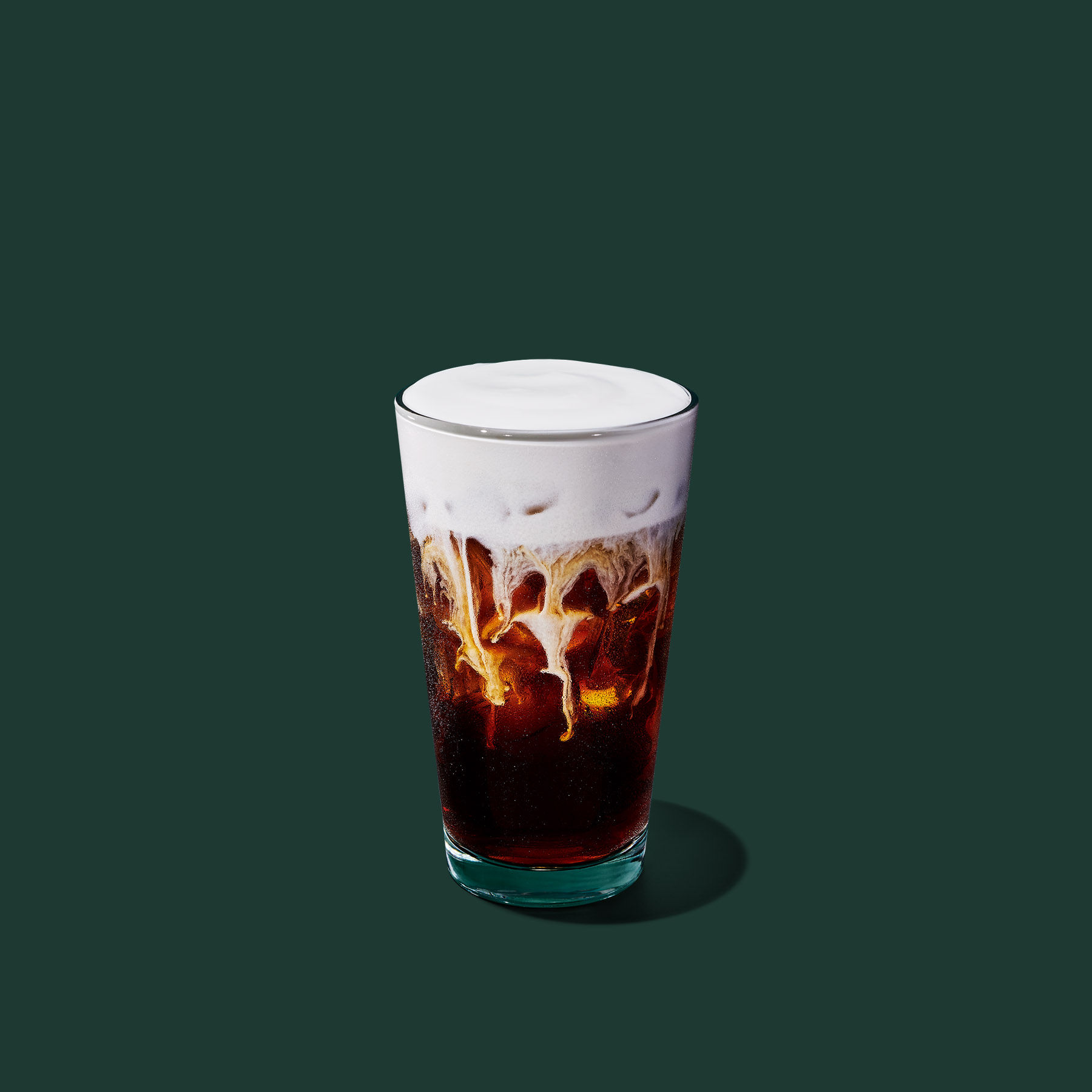 Café infusé à froid avec mousse froide au caramel salé sans produits ...